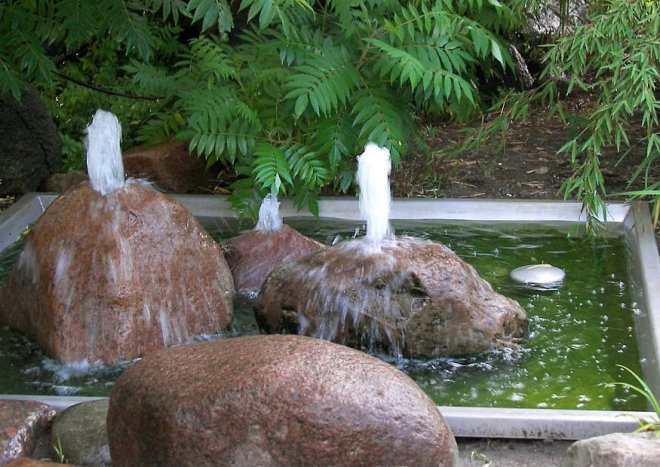 Mit Wasser den Garten gestaten - Beispiele: Quelle, Bachlauf, Wasserfall